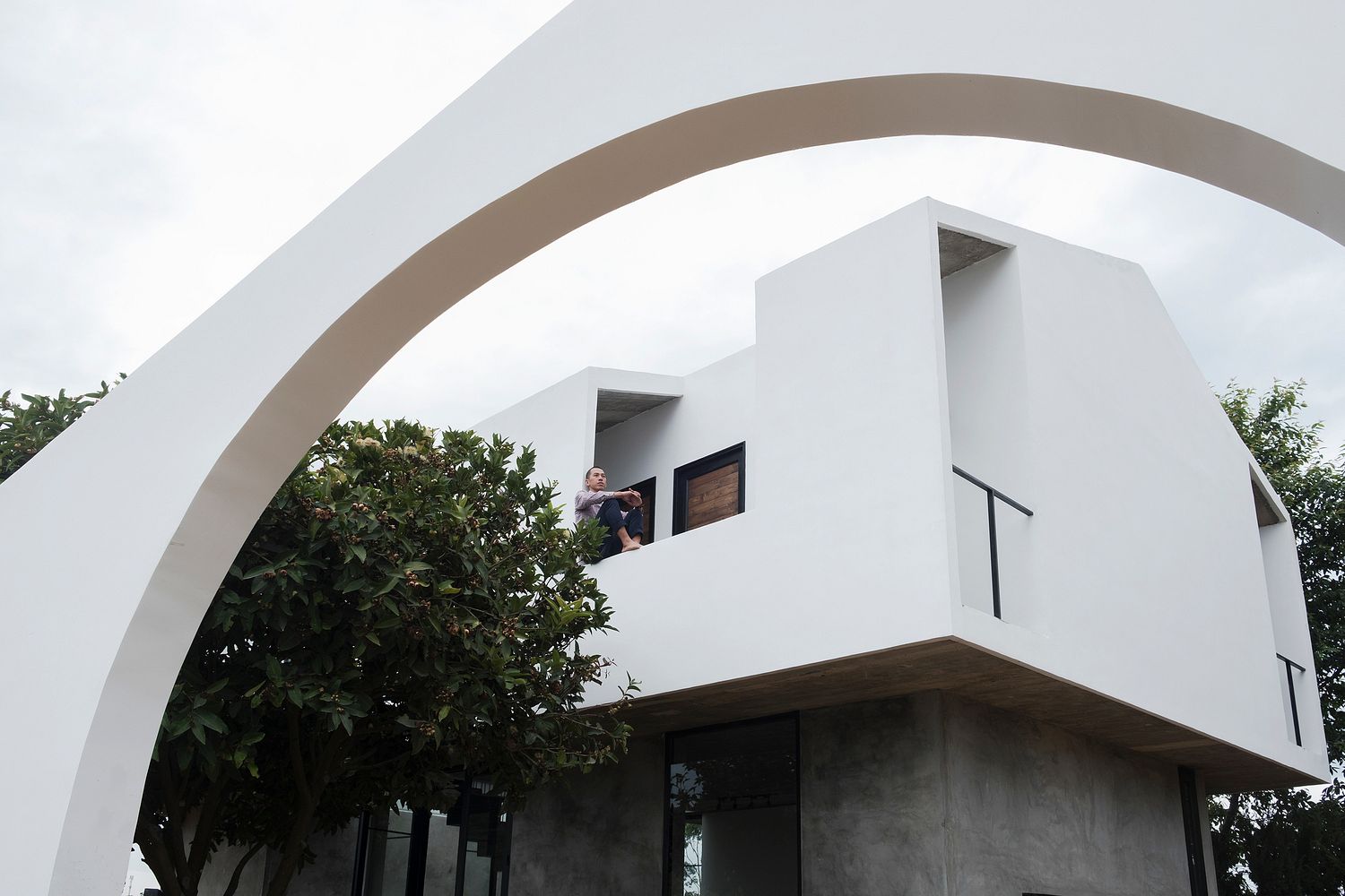 [Photos] This Minimalist Da Lat House Catches Light Like Lungs Catch ...
