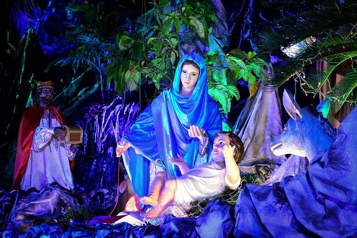 [Photos] Giant Caves and Animatronic Santa: Saigon Goes All out on ...