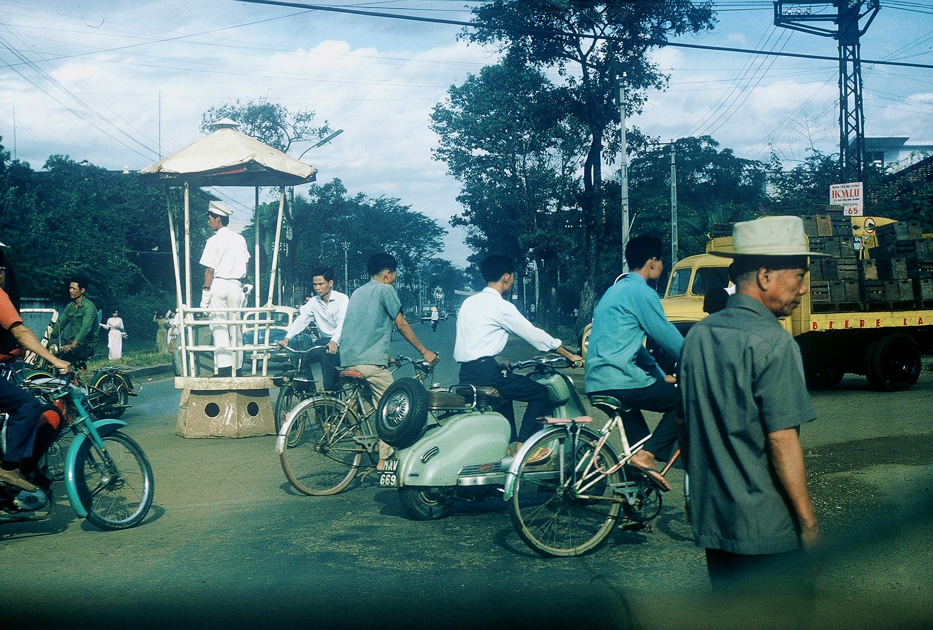 [Photos] 30 Film Photographs That Take You Back to 1965 Saigon - Saigoneer