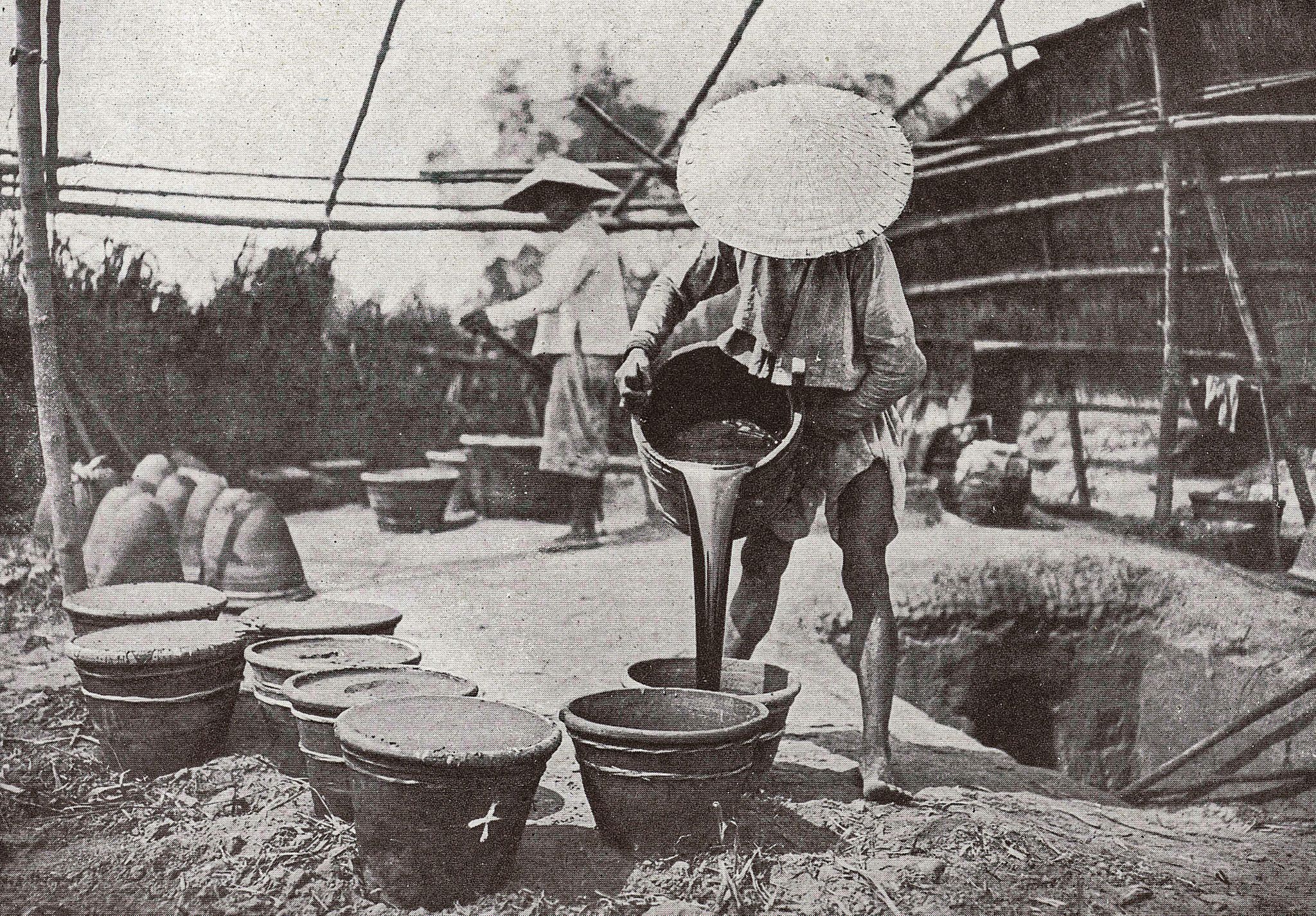[Photos] Making Sugar at an Early 20th-Century Boiling House in Quang ...