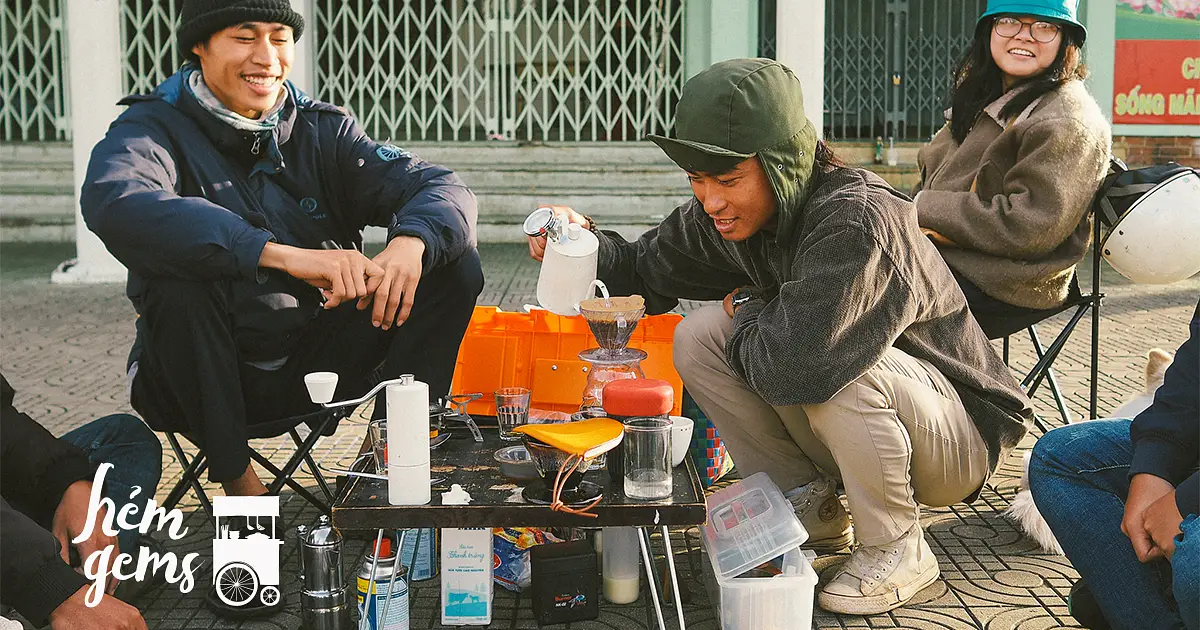 Hẻm Gems: Đà Lạt's Nomadic 'Cafe' Has No Menu, No Store, and One Table ...