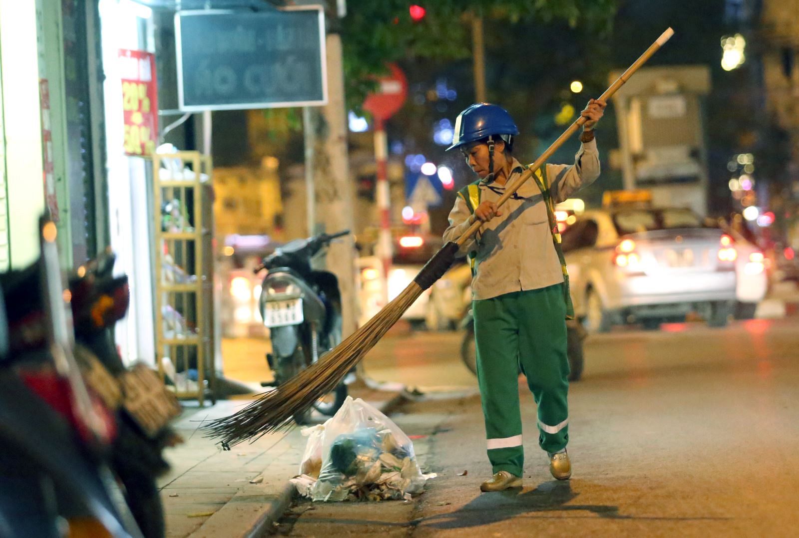 7,000 Sanitation Workers to Keep Saigon Streets Clean During Tet ...