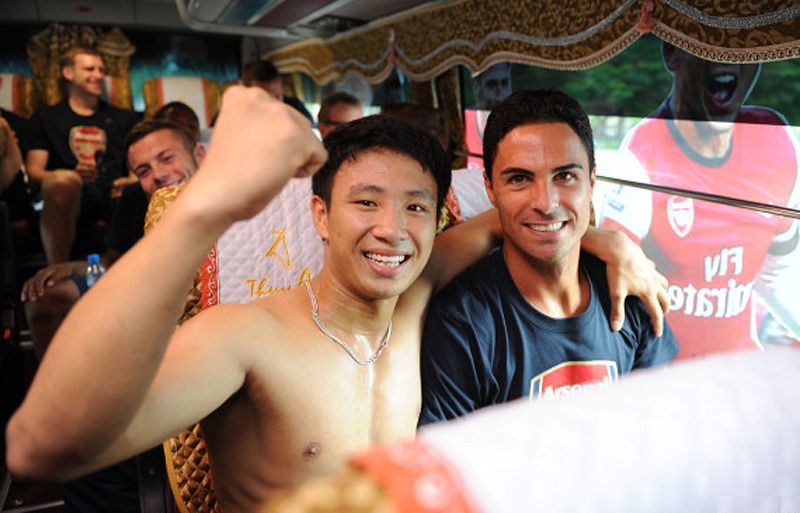 Fan Chases Arsenal Team Bus - Gets Invite to Come Aboard - Saigoneer