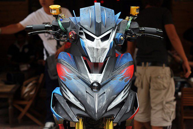 [Photos] Optimus Prime Appears In Saigon In Motorbike Form - Saigoneer