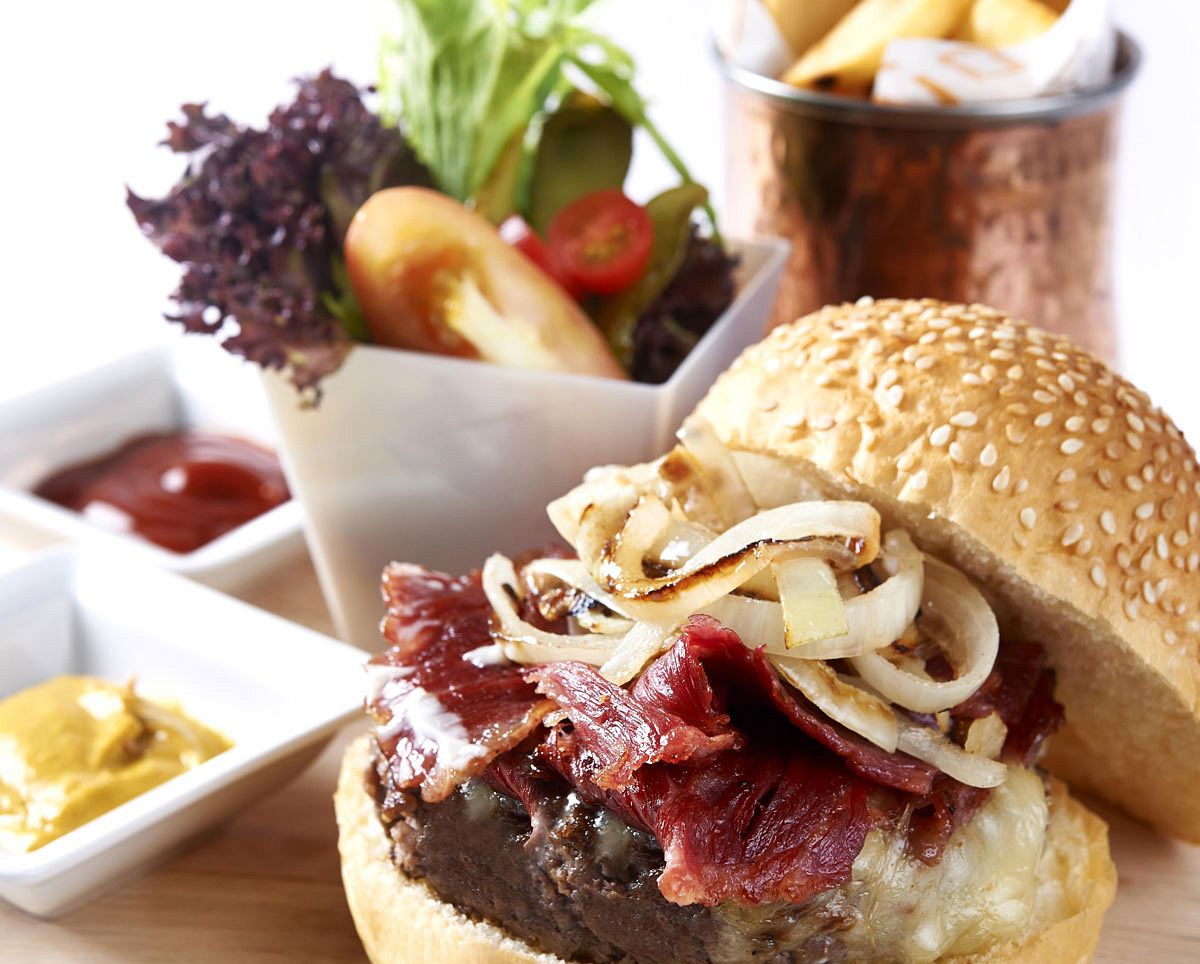 Build Your Own Burger @ Mojo Café - Saigoneer