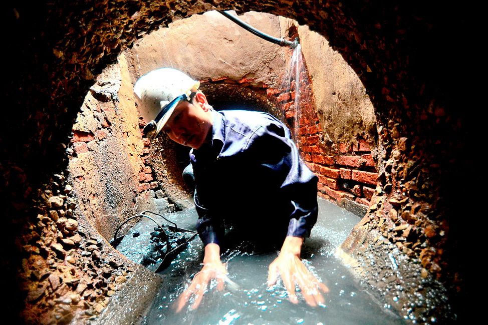 [Photos] Inside the Lives of Saigon's Sewer Workers - Saigoneer