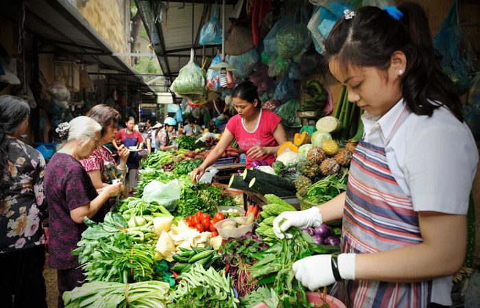 Vietnamese Consumers Turn to the Internet for Safe Produce - Saigoneer
