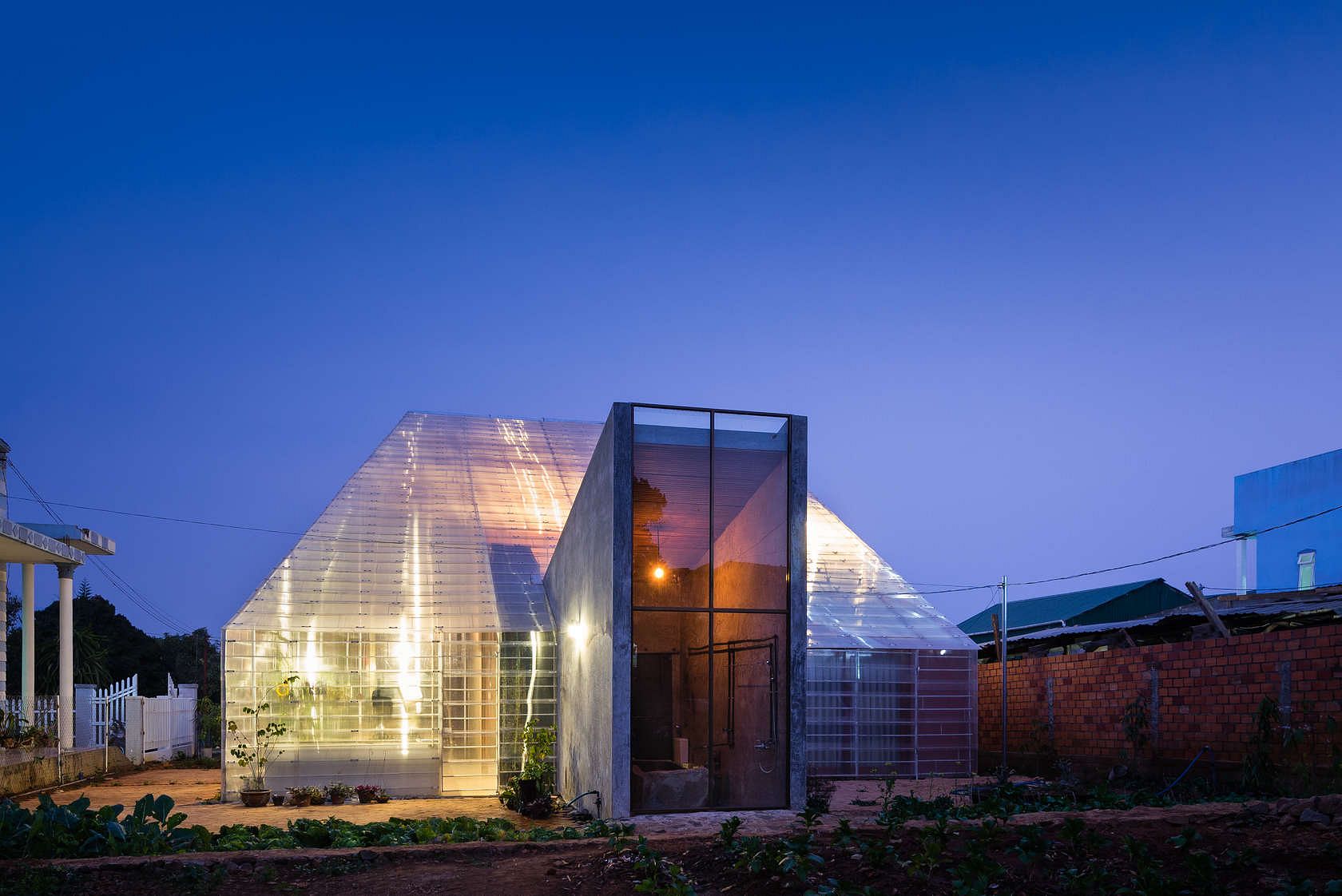 [Photos] Da Lat Architects Transform Abandoned House With Transparent ...