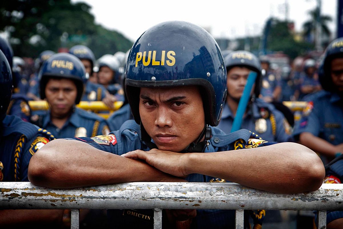 Philippines Police Banned From Picking Nose, Taking Selfies While on ...