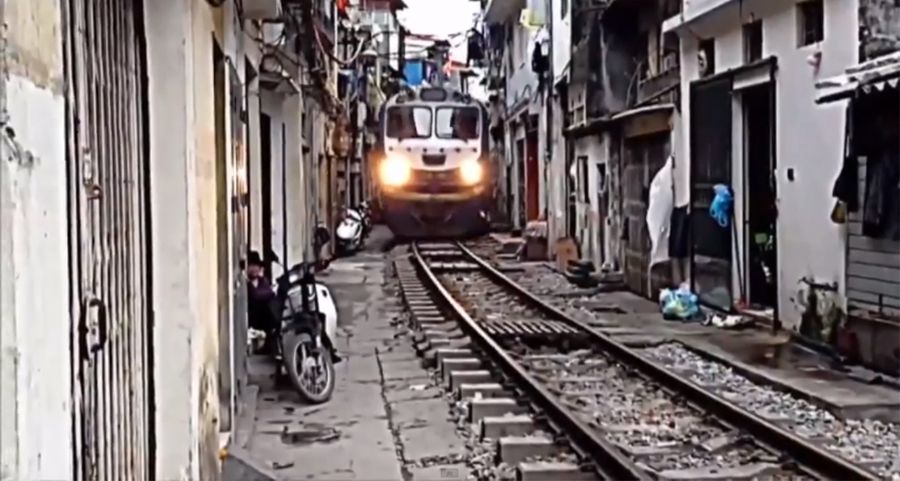 Hanoi Train Travels Though Narrow Gap Between Houses - Saigoneer