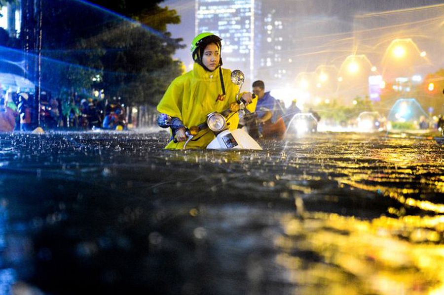 [Photos] Rainy Season in Vietnam: An Ode to Boats, Raincoats and ...