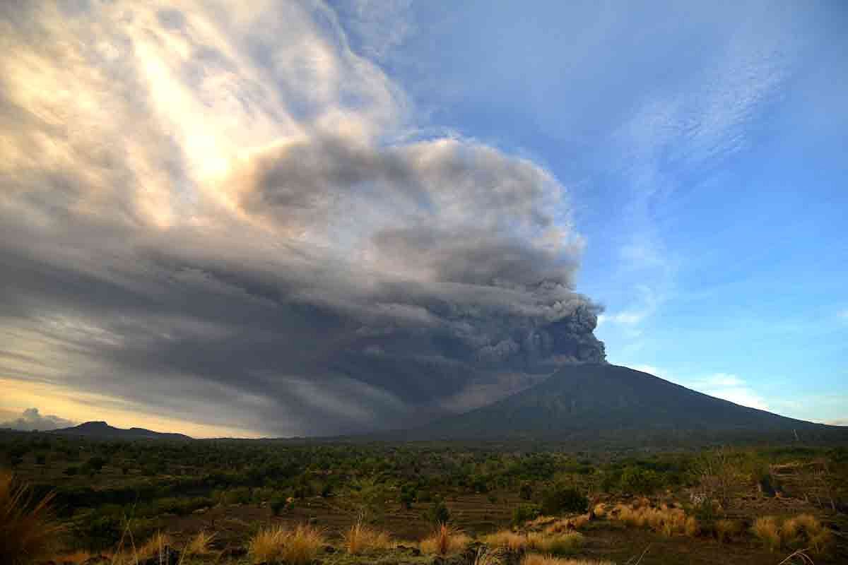Bali Volcano Eruption Forces Airport Closure, Mass Evacuations - Saigoneer