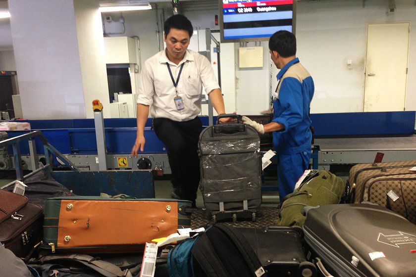 Hanoi Baggage Handlers May Soon Wear Body Cameras - Saigoneer