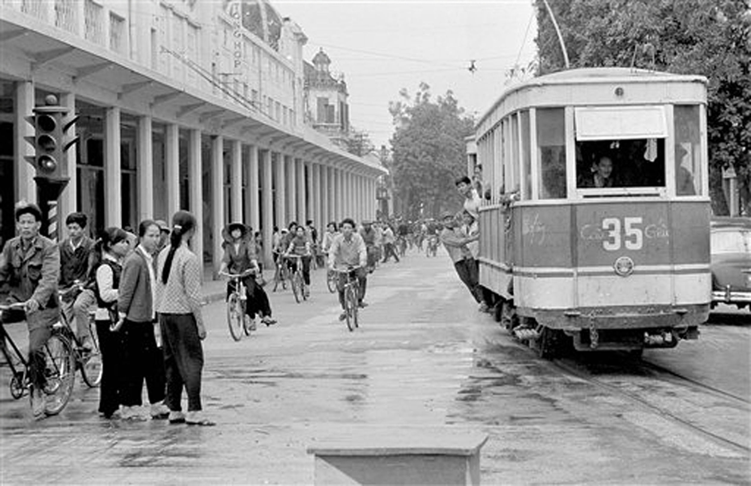 [Photos] Black-and-White Photos Depict a Spirited Hanoi in 1973 - Saigoneer